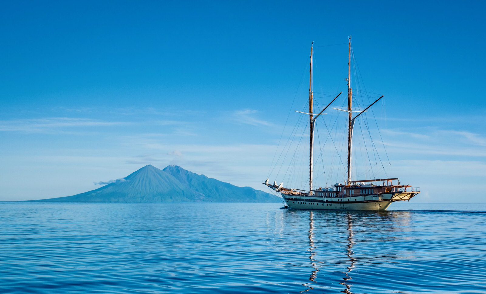 Sailing & Cruising On A Luxurious Liveaboard Indonesia | Hello Indo